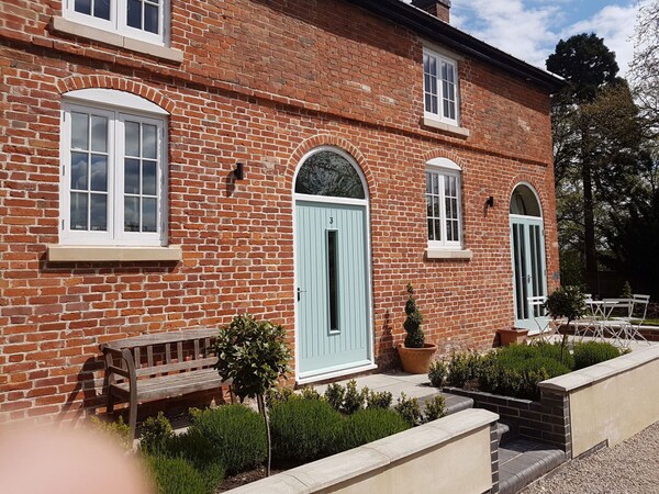 Stunning  Villa For 4 People With Wifi, Tv, Pets Allowed And Parking - East Midlands Airport (EMA)