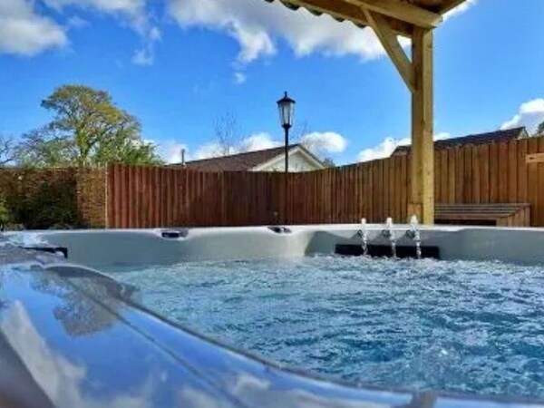 Wonderful  Villa For 4 Guests With Hot Tub, Wifi, Pool And Parking - Bovey Tracey
