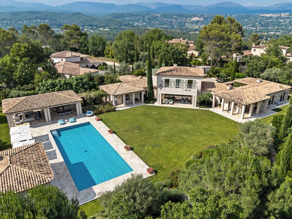 Magnificent 500m2 Villa - 7 Bedrooms - Private Estate - Montauroux