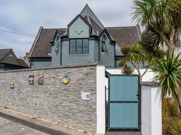 Wonderful  Villa For 8 Guests With Wifi, Hot Tub, Terrace, Pets Allowed And Parking - Newquay