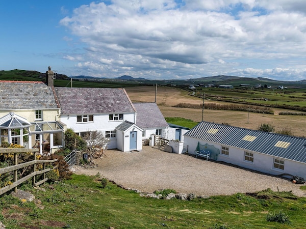 Wonderful  Villa For 8 Guests With Wifi, Tv, Balcony And Parking - Aberdaron