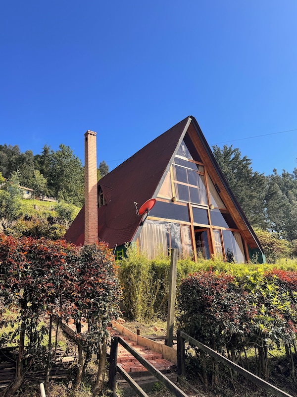 Cozy 3-bedroom Cabin In Charming Tocancipá With Wifi - Tocancipá