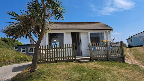 Treville Soaks Up The Sun, Which Can Be Enjoyed From The Deck With Sea Views. - Hayle