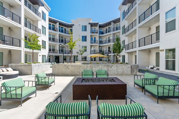 Modern 2-bed, 2-bath In Downtown Slc W/ Game Room - Salt Lake City, UT