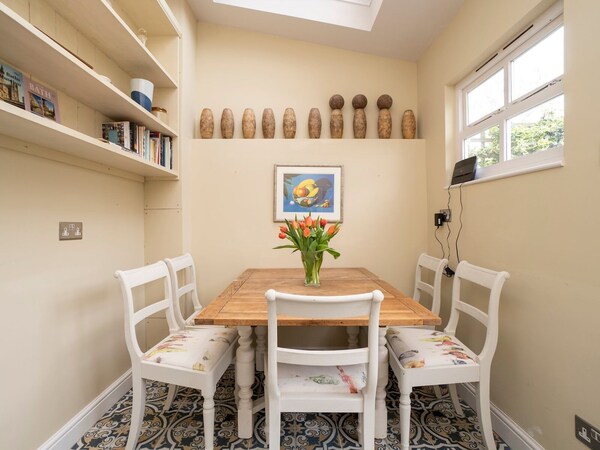 Charming 3 Bedroom House Next To Victoria Park | Pass The Keys - Castle Combe