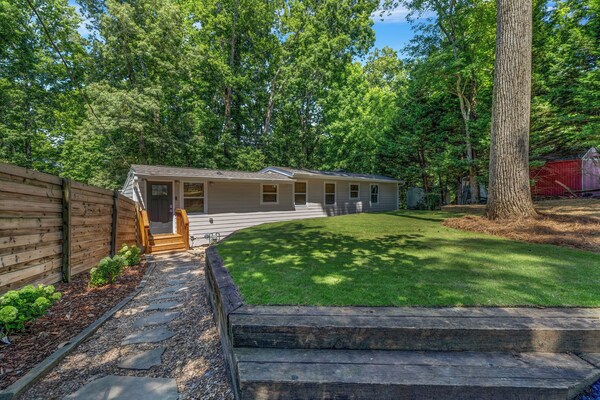 Charming 4-bedroom Waterfront House With Pool In Buford Georgia - Cumming, GA