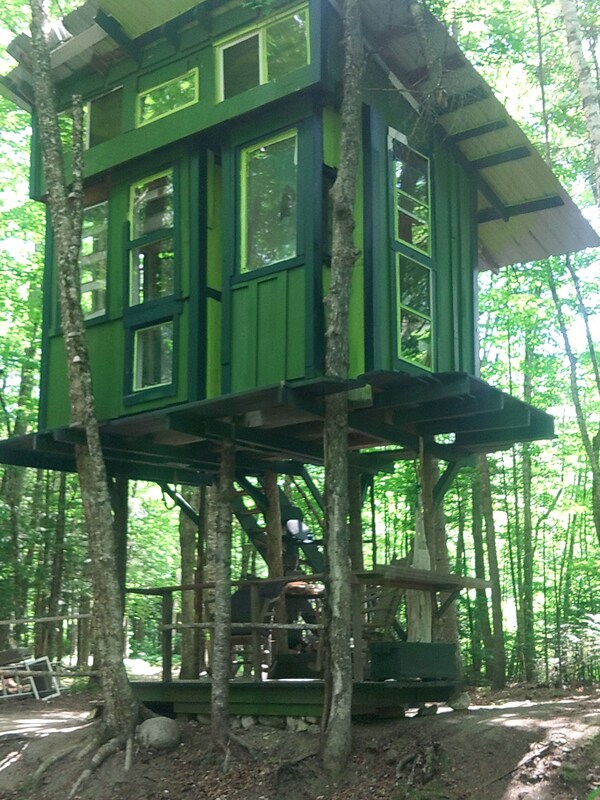 White Mountain Riverside Treehouse - New Hampshire