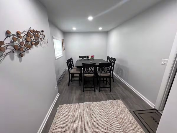 Cozy Upper-level Retreat - Gurnee, IL