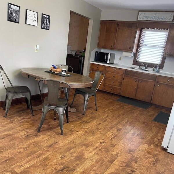Charming 2-bedroom Farmhouse With Wifi, In The Beautiful River Valley! - Redwood County