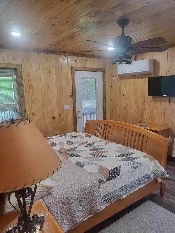 Garrett's Private Lake House With Horse Barn In Wonderful Jamestown; - Jamestown, TN