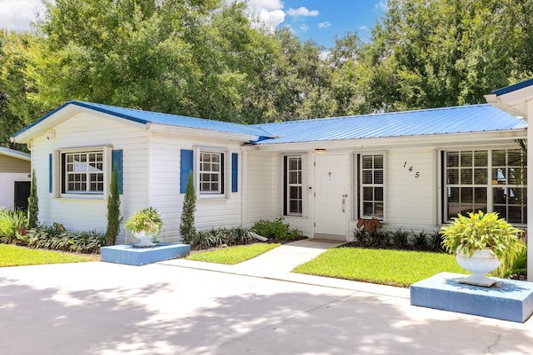 Sunset Cove Cottage  Breathtaking Lake Views & Lakeside Living - Lake Placid, FL