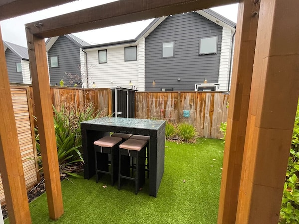 Conveniently Located Cbd 1br - West Coast