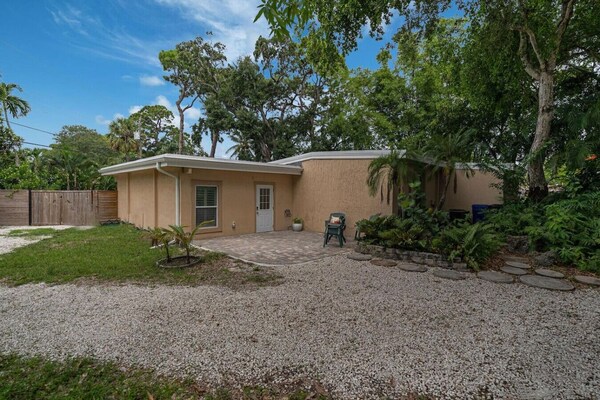 Coral Suite 1/1 - Mins To Airport, Beach & Port - Fort Lauderdale, FL