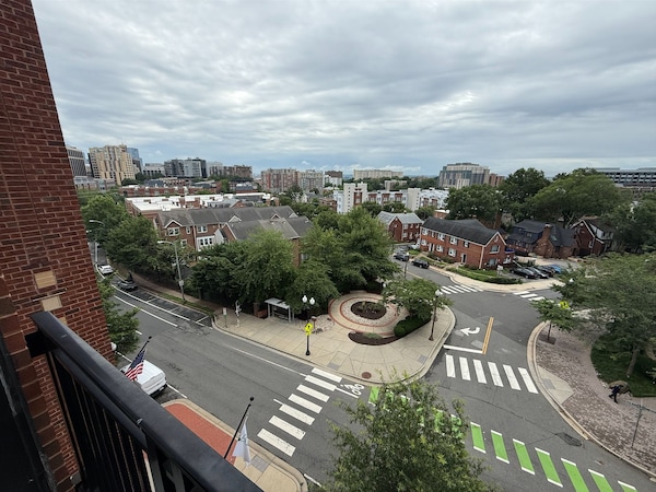Chic 1-bedroom Apartment With Fitness Room In Welcoming Arlington - Arlington, VA