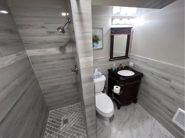 Charming Main-level Getaway - Gurnee, IL