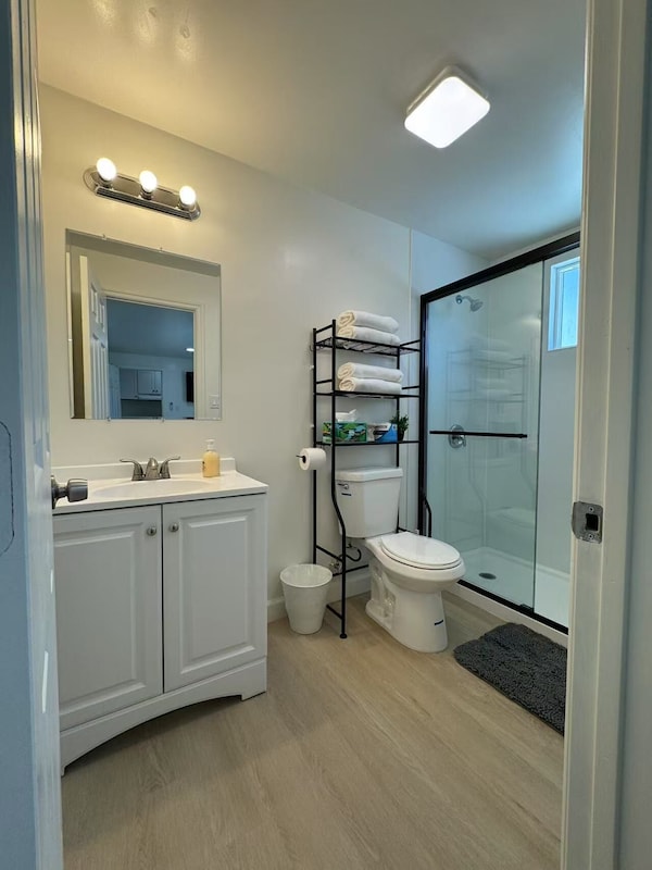 Private 2br+2ba W/ Kitchen,everything Is For Exclusive Use, Wifi, Ac, Smart Tv. - Baldwin Park, CA