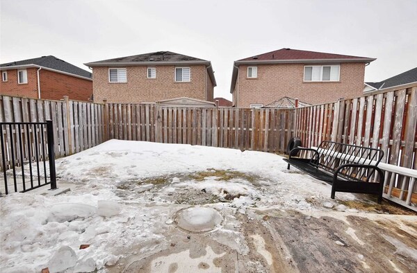 Home Sweet Home + Free Parking & Wifi - Brampton