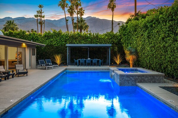 Trousdale Palms: Luxe Mid-century Pool Retreat - Palm Springs, CA