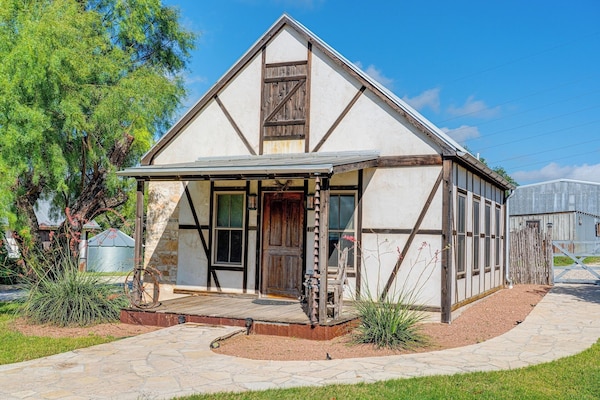 J.d.'s Bunkhouse | Romantic Cabin For 2 - Fredericksburg, TX