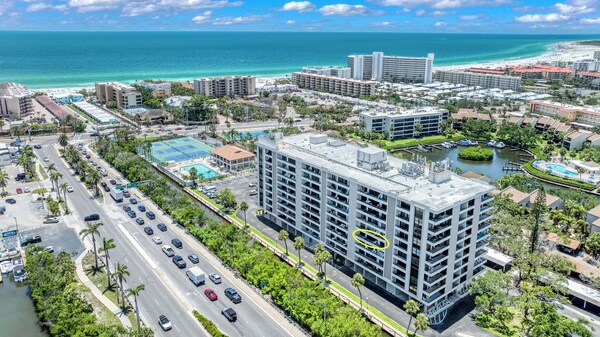 Johnnys Island Palm | Walk To Siesta Key Beach, Marina, Dining & Pool - Siesta Key, FL