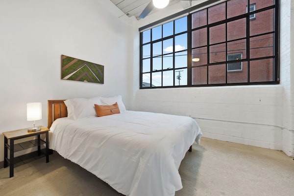 1bd Loft City Escape In Downtown Cleveland! - Parma, OH