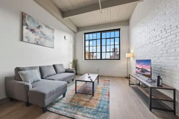 1bd Industrial Apt In Dt Cleveland - Parma, OH