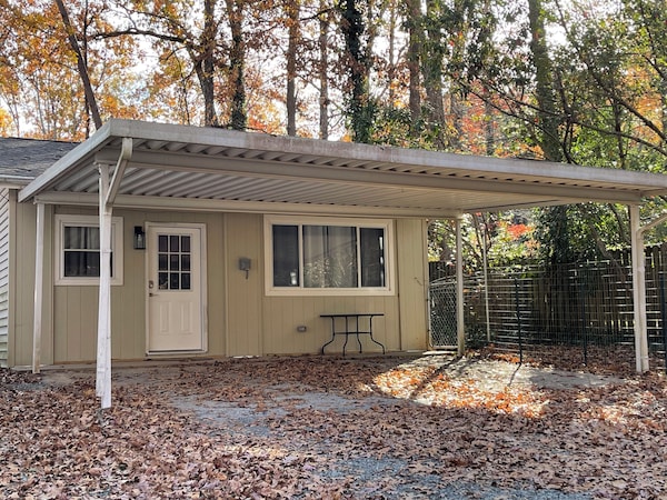 Chapel Hill/durham Retreat; Hot Tub, Massage Chair, Massaging Shower. - Durham, NC
