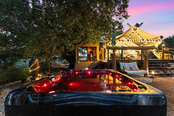 New Luxe River Yurt, Hot Tub,kayaks, Movie Projector, Rainfall Shower - Spicewood, TX