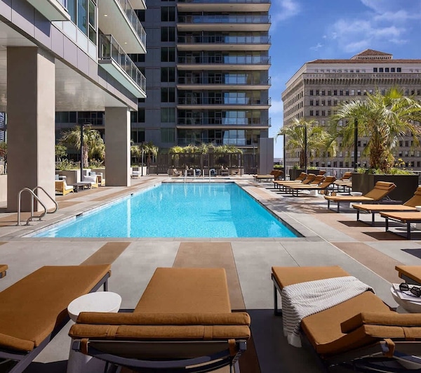 New Upscale Downtown San Diego Stay Queen Bed, Pool & Sauna - Coronado Island, CA