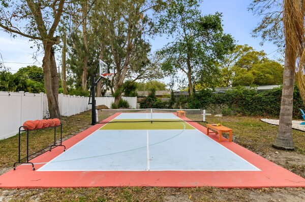 Resort Style Backyard! Pool~sport Court~putt Putt - Indian Rocks Beach, FL