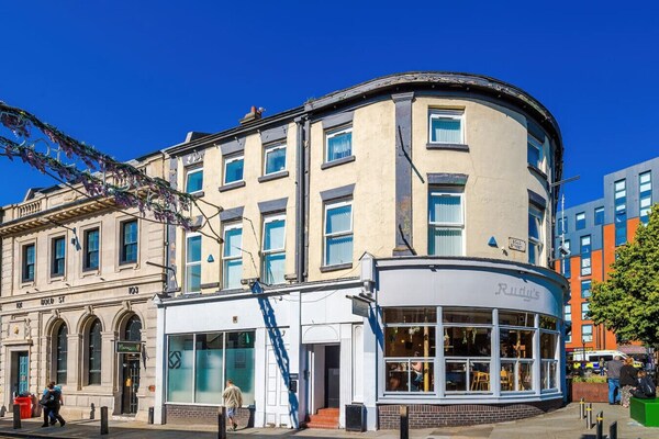 Open Plan Living Games Flat | Central | Book Now! - Liverpool