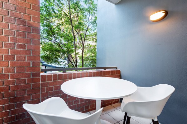 Trendy Teneriffe! ~ 1bed, 1bath, 1car, Balconies - Salisbury