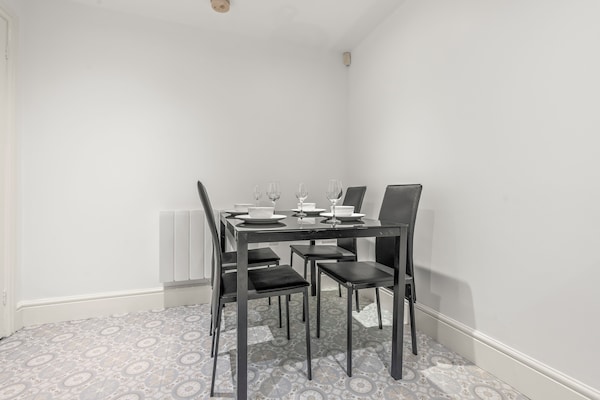 Luxury 2br City Apt W/parking - Sleeps 8 - Nottingham