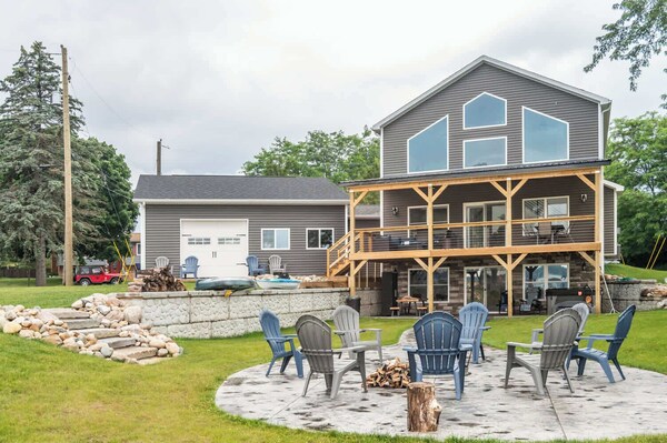 ️Lakeview Retreat️ | 6br W/ Hot Tub Bliss - Brooklyn, MI