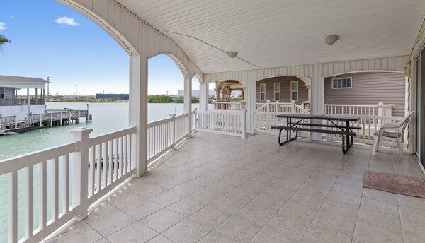 Experience A Charming 2-bedroom Waterfront Home - South Padre Island