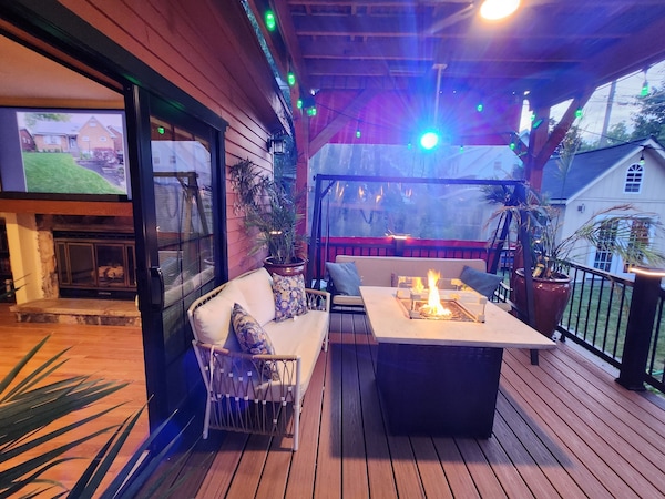 Albany 3br Smart Home, Family-friendly, Central Location & Backyard Movie Nights - Albany, NY