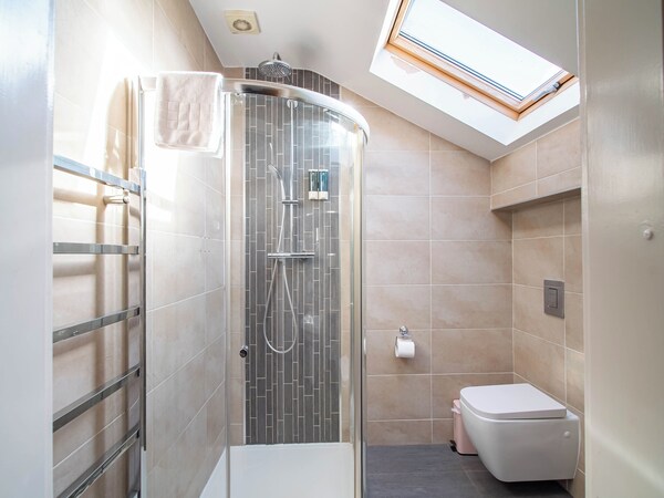 Stylish Skylight Apartment | Bright 1-bed In Kelham, Sheffield - Rotherham