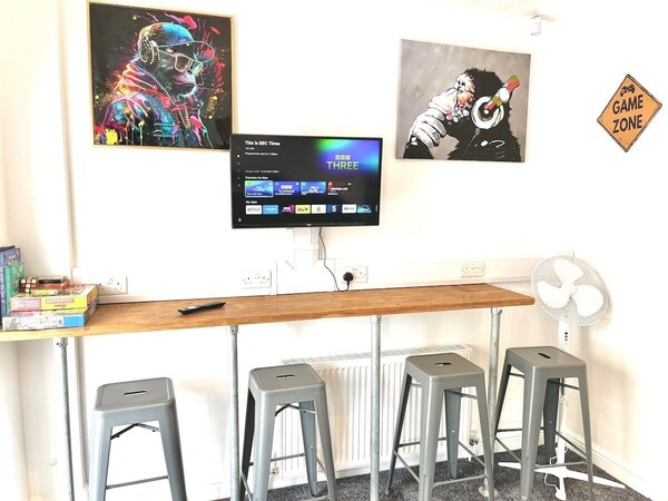 Ideal 4 Bed Home Sleeps 7 Nr Middlebrook Stadium - Bolton