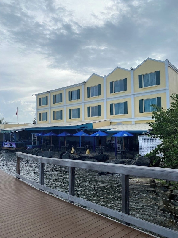 Skyline Strolls | 3 Queen Rooms + Art, Culture & Cafes - Saint Croix