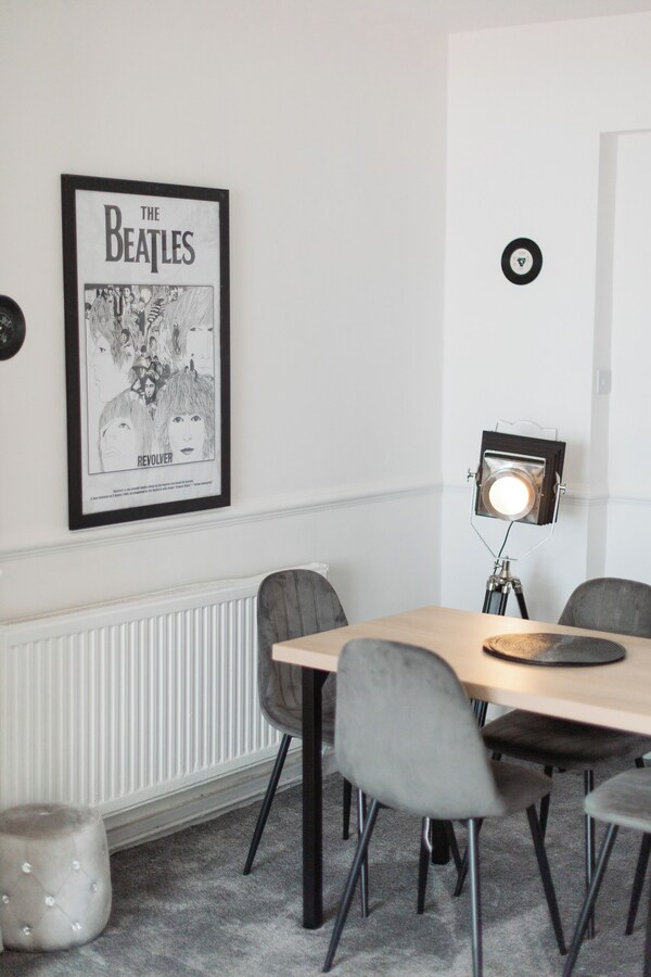 Let It Bnb | Beatles Theme 2 Bed House | Sleeps 7 With 6 Separate Beds | Parking - Wirral
