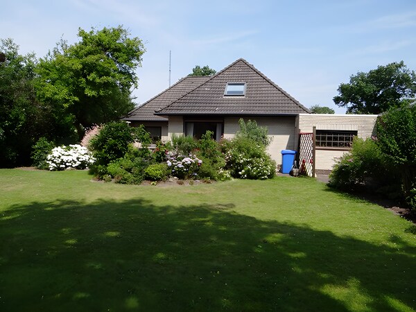 Holiday Apartment 'Ferienwohnung Rathjen' With Private Terrace, Shared Garden And Wi-fi - Cuxhaven