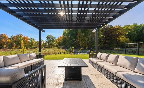 Luxury Villa With Beautiful Views - Burlington