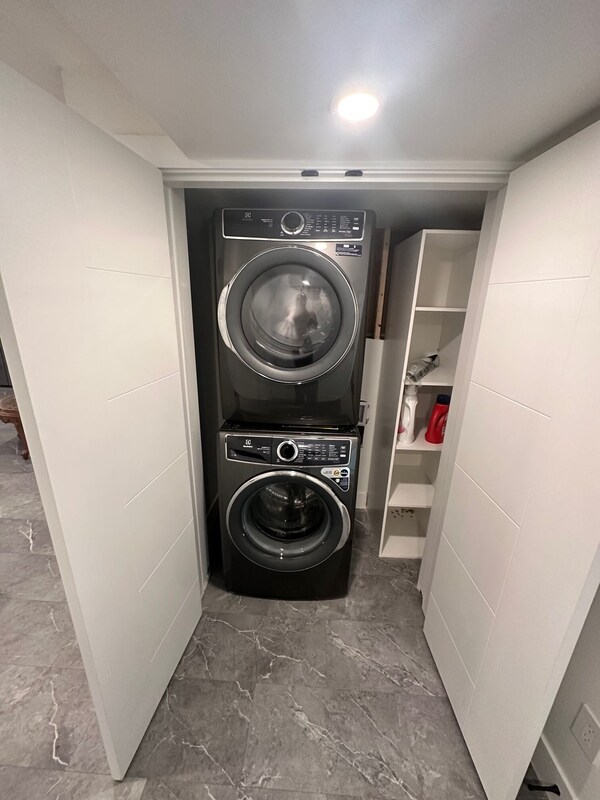 Master Bedroom+attached Bathroom In A Secondary Suite - Surrey