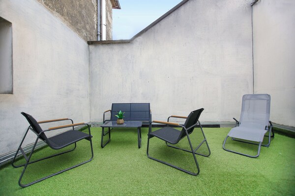Bright Downtown Apartment With Terrace - Luçon