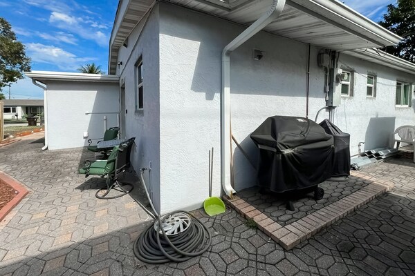 Dog-friendly Guesthouse With Fully Equipped Kitchen, Grill & Wifi - Palm Beach, FL