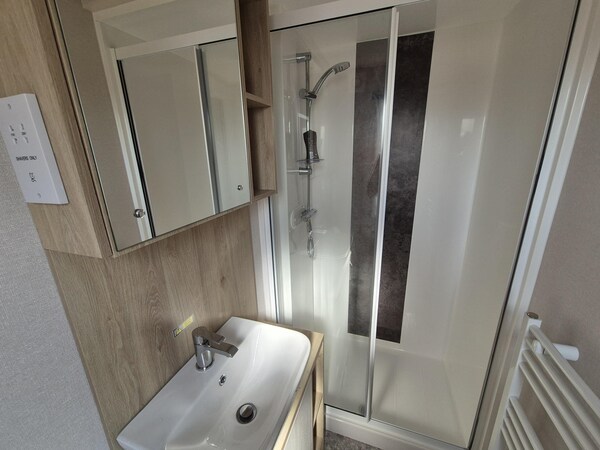 Modern 6 Berth Caravan With Decking At Cherry Tree Park In Norfolk Ref 70718c - Suffolk