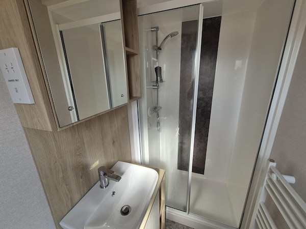 Modern 6 Berth Caravan With Decking At Cherry Tree Park In Norfolk Ref 70718c - Suffolk