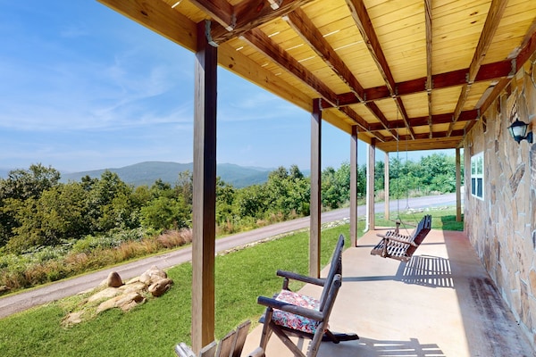 Stunning Home With Large Deck, Hot Tub And Stunning Mountain And Lake Views - Hiawassee, GA