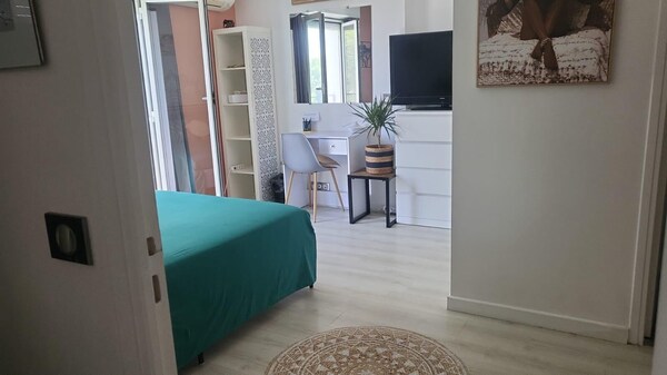 Bedroom 2｜repos, Calm & Serenity - Chez Benny - エズ