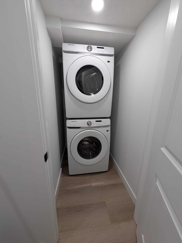 2 Bedroom Walkout Suite - 15 Minutes To Yyc - Airdrie